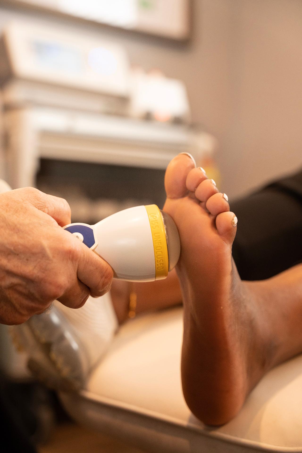 Difference Between Shockwave Therapy & Ultrasound